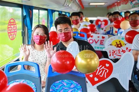 山东荣成集体婚礼倡新风 人民图片网