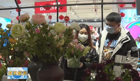 新民融媒春节临近鲜花俏 花卉市场渐升温 市民
