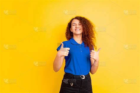 黄色背景上的白人女孩肖像
