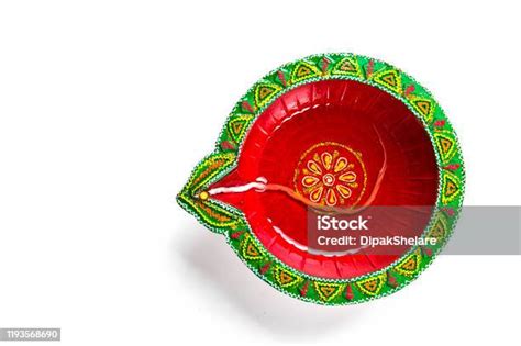 디왈리 축제 기간 동안 단일 클레이 디야 램프 가 켜집니다 해피 디왈리 인사말 카드 디자인 디왈리라는 빛의 인도 힌두교 축제 Goddess Lakshmi에 대한 스톡 사진