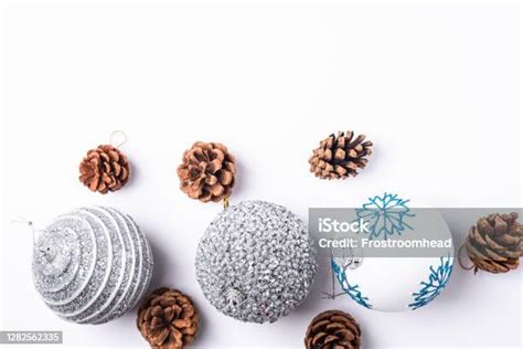 크리스마스 새해 구성 선물 전나무 나무 콘 흰색 배경에 실버 볼 장식 겨울 휴가 개념 상단 보기 복사 공간 0명에 대한 스톡 사진 및 기타 이미지 Istock