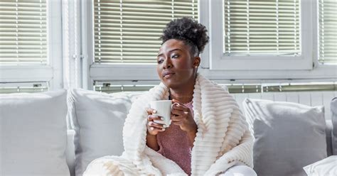 집에서 아픈 날 아프리카 계 미국인 여성은 콧물과 감기에 걸렸습니다 기침 감기나 독감에 걸린 아름다운 젊은 여성의 근접 촬영 목구멍에 통증을 느끼는 건강에 해로운