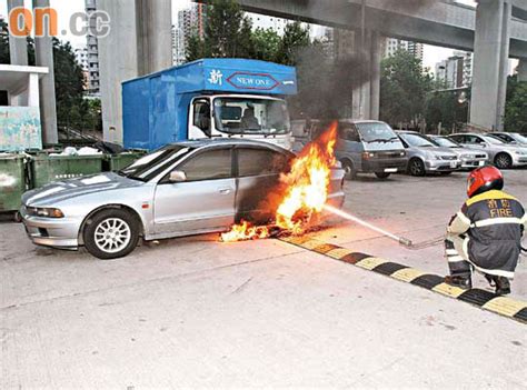 縱火燒車 東方日報