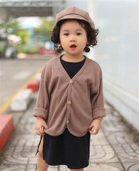 집 밖의 가을 복장 가을 패션 갈색 머리 갈색 모자 거리 패션 검정 드레스 곱슬머리 귀여운 귀여운 표정 난색 도시 배경 도시 보도 도시의 매력적인