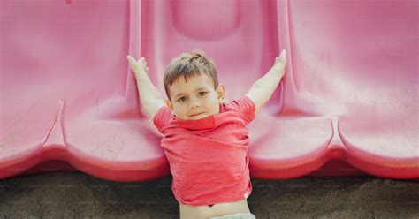 활동적인 행복한 재미있는 미소 백인 소년 아이는 여름 화창한 날에 야외 놀이터 학교 운동장에서 미끄러집니다 재미있게 놀고있는 아이 계절에 따라 운영되는 어린이 야외 활동