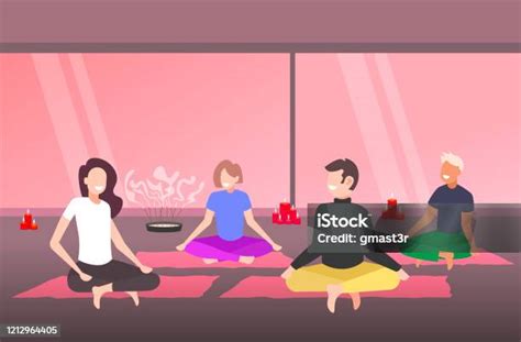 앉아있는 사람들은 명상 호흡 운동 현대 체육관 스튜디오 내부 전체 길이 수평 요가 아사나 연습 남성 포즈 단체에 대한 스톡 벡터 아트 및 기타 이미지 Istock