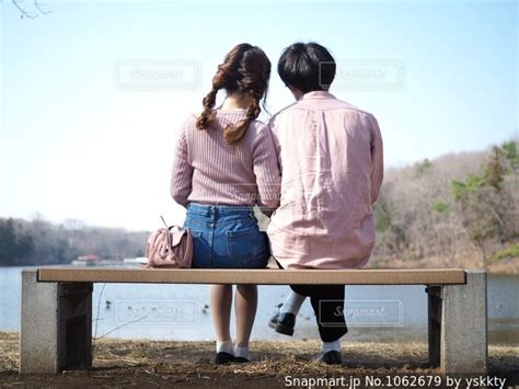 ベンチに座っている人の写真・画像素材 Snapmart（スナップマート）