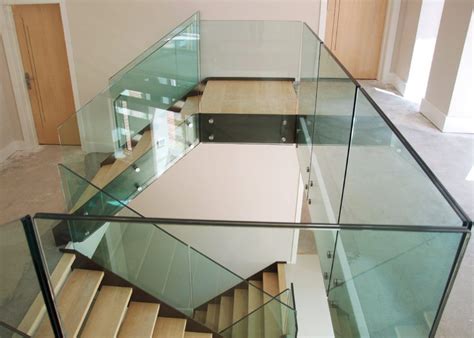 دیتیل نرده شیشه‌ای وسام گلس