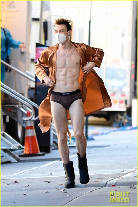 Thomas Doherty Wears Only A Bathrobe On Gossip Girl Set Before Lunch