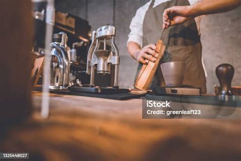 전문 바리스타 만들기 뜨거운 음료 에스프레소 블랙 커피 에 빈티지 나무 테이블 느린 바 에 카페 아침에 유리 컵에 카페인을 양조 필터 드립 음료 커피 스타일 힙스터 라이프