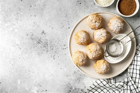 밝은 회색 요리 배경에 흰색 접시에 집에서 만든 코코넛 쿠키 건강한 식생활에 대한 스톡 사진 및 기타 이미지 건강한 식생활