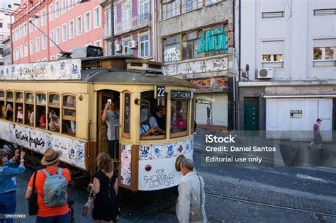 오래된 바탈하 트램 사람들의 전체 사람들이 보도에서 걷고 있습니다 스마트 폰으로 사진을 찍는 남자 거리에 대한 스톡 사진 및 기타 이미지 Istock