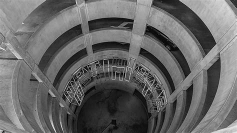 Op Art 건축 건축 세부 경사로 계단 공전 관념적인 구조 그레이 스케일 사진 그레이스케일 기하학적 깊이 나선형 다단계 대칭 도시 경관 도시