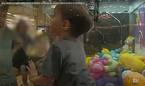 澳洲3歲男童爬入夾公仔機受困 警員打破玻璃窗救出有片 Am730