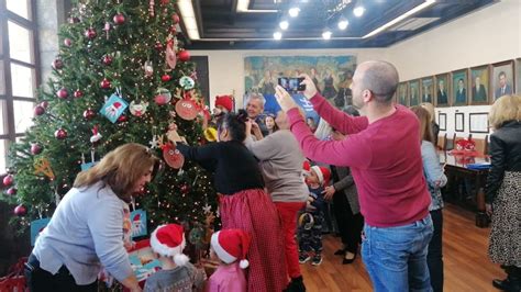 ΠΑΙΔΙΚΕΣ ΦΩΝΕΣ ΚΑΙ ΧΡΙΣΤΟΥΓΕΝΝΙΑΤΙΚΗ ΑΤΜΟΣΦΑΙΡΑ ΣΤΟ ΔΗΜΑΡΧΕΙΟ ΤΗΣ ΡΟΔΟΥmp4 Youtube