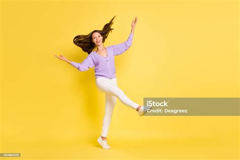 젊은 쾌활한 소녀 행복 한 긍정적인 미소의 전체 길이 사진 이동 산책 입고 캐주얼 의상 위에 고립 된 노란색 색상 배경 갈색 머리에 대한 스톡 사진 및 기타 이미지 Istock