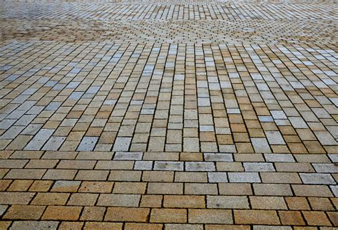 다양한 형식과 크기와 큐브의 색상의 사각형과 거리의 돌 포장 작업 기능에 따라 다양한 텍스처를 번갈아 형성하는 행 모자이크 또는 호로 접는 0명에 대한 스톡 사진 및 기타