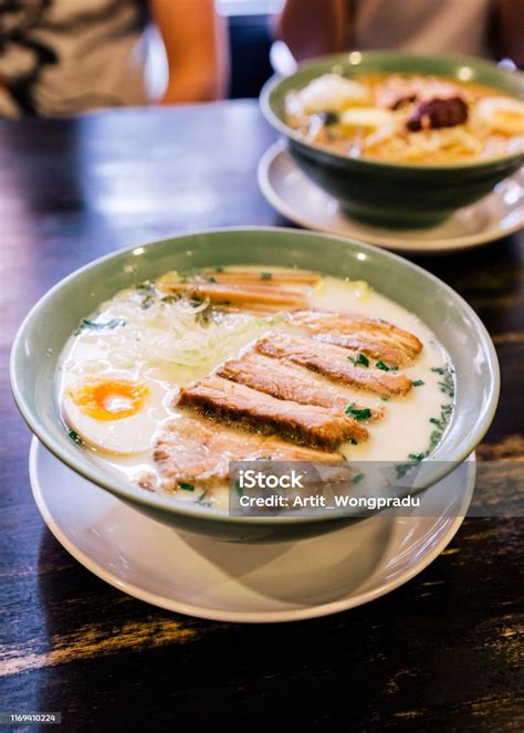 차슈 돼지고기 파 새싹 양파 멘마 말린 해초 삶은 달걀을 곁들인 라멘 크림 돼지 뼈 수프 0명에 대한 스톡 사진 및 기타 이미지 Istock