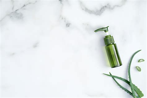 알로에 베라 보습 젤 병과 슬라이스 식물은 대리석 배경에 줄기 손 스킨 케어 및 뷰티 트리트먼트 컨셉을 위한 천연 유기농 화장품 플랫 레이 상단 보기 0명에 대한 스톡 사진