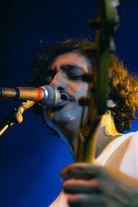 가수 공연 공연가 군중 기타 현 기타리스트 나이트클럽 남성 노래하는 라이브 공연 라이브 쇼 라이브 음악 락 마이크 스탠드 마이크로폰 멜로디