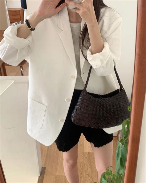 베리유 썸머 시즌 착용하기 좋은 코튼린넨 소재의 자켓 상체라인을 자연스럽게 커버해주는 여유있는 핏에 힙을 덮어주는 기장감으로 안정감있고 멋스러운 아웃핏 연출해주어요