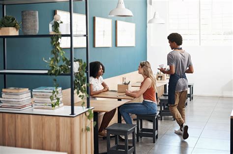 카페에서 두 친구에게 커피를 제공하는 젊은 웨이터의 전체 길이 샷 20 24세에 대한 스톡 사진 및 기타 이미지 20 24세 20 29세 25 29세 Istock