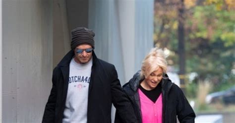 휴 잭맨 13세 연상 아내와 뉴욕 데이트…손 꼭 잡고 [n해외연예]