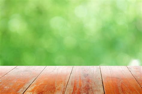 녹색 흐림 Bokeh 배경 앞에 빈 나무 테이블 원근법이 있는 갈색과 빨간색 나무 모형을 사용하여 제품을 표시할 수 있습니다 0명에 대한 스톡 사진 및 기타 이미지 Istock