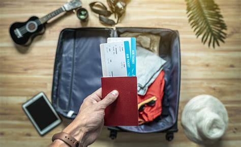 여름 방학을위한 여행 가방 포장 비행기로 바다로 여행하기위한 물건과 서류의 준비 가득 찬에 대한 스톡 사진 및 기타 이미지