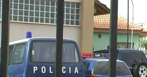 Gjyshja Dhe Nipi Sherr Me çiftin 24 Vjeçari Thyen Xhamat E Makinës E