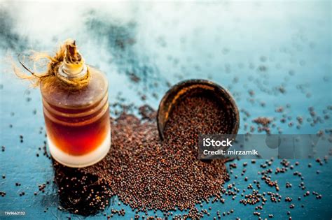 원시 유기 초본 향신료 겨자 씨앗 또는 Sarso 또는 Rai 또는 브라시카 Nigra 투명 유리 병에 추출 된 에센셜 오일과 나무 표면의 점토 그릇에 0명에 대한 스톡