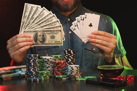 지폐의 와드와 카드 놀이의 팬을 들고있는 사람의 손을 닫으십시오 Championship에 대한 스톡 사진 및 기타 이미지 Championship 검은색 게임용 테이블