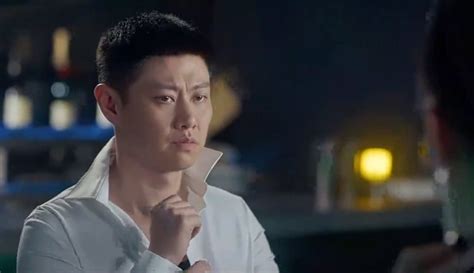 【跟着小美看电影】爱上特种兵29：梁牧泽酒吧执行任务，没想到敌人实在是太狡猾了 7万粉丝2万作品片花视频 免费在线观看 爱奇艺