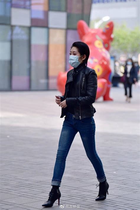 10厘米的尖头细跟短靴，系带的款式，搭配深蓝色的紧身牛仔裤