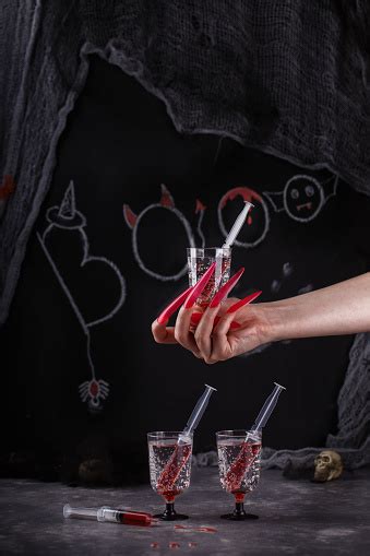 어두운 배경에 붉은 수류탄 시럽의 주사기와 피 묻은 소다 음료 할로윈 파티를위한 소름 칵테일 마녀에 대한 스톡 사진 및 기타 이미지 Istock