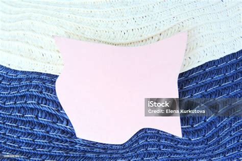 흰색 파란색 고리버들 표면에 확산 및 변형 효과와 빈 스티커 형태 조롱 0명에 대한 스톡 사진 및 기타 이미지 0명 고리 세공 공란 Istock