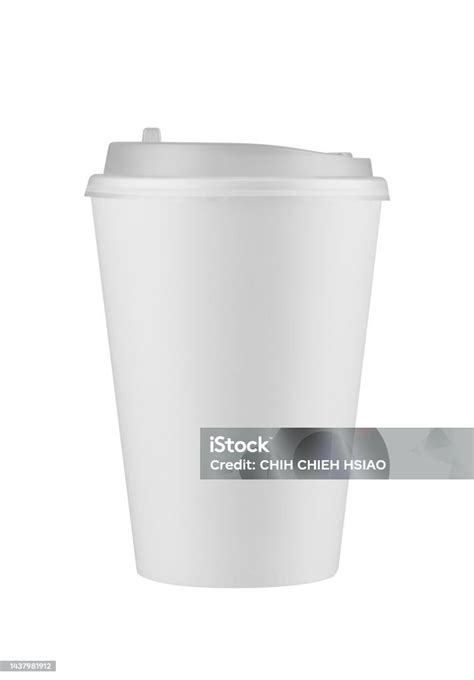 클리핑 경로가 있는 흰색 배경에 격리된 흰색 일회용 커피 컵 실제 사진 종이 0명에 대한 스톡 사진 및 기타 이미지 0명