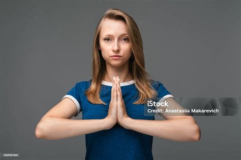 젊은 금발의 여자는 나마스테 기호에 손을 잡고 명상 평화와 사랑을 위해기도 차분한 얼굴 표정을 갖는 25 29세에 대한 스톡 사진 및 기타 이미지 Istock