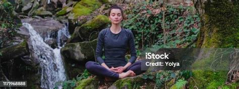 폭포의 배경에 이끼 숲에서 야외 에서 요가를 연습 하는 젊은 슬림 여자 자연 개념과의 통일 앉아 있는 소녀 명상 가득 찬에 대한 스톡 사진 및 기타 이미지 Istock
