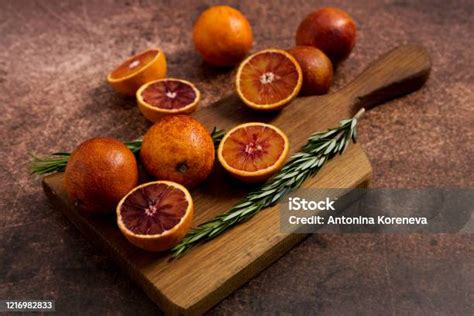 얇게 썬 시칠리아 블러드 오렌지 오래된 어두운 나무 배경 위에 로즈마리 분기와 과일 맨 위 보기 0명에 대한 스톡 사진 및 기타 이미지 Istock