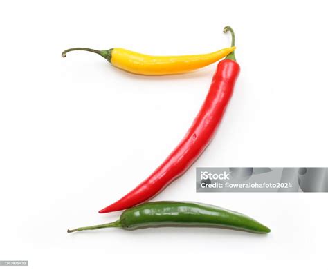 빨강 초록 노랑 칠리 페퍼로 만든 문자 Z 고추 고추로 만든 알파벳 Abc 문자 텍스트 백과사전 비건 1월 1월에 대한 스톡 사진 및 기타 이미지 Istock