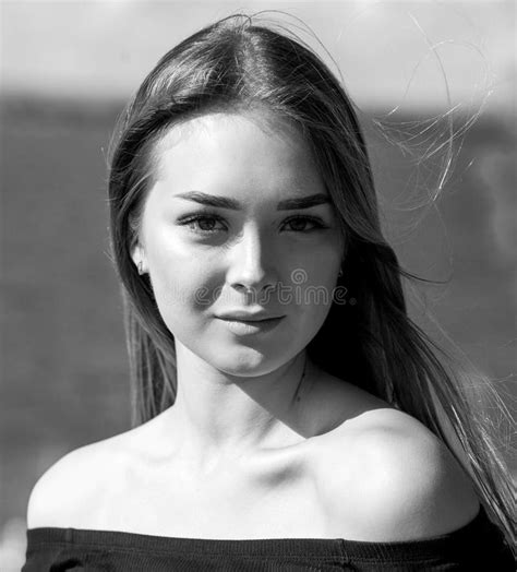 Portrait En Gros Plan Dune Jeune Belle Fille Dans Le Parc Dété Image
