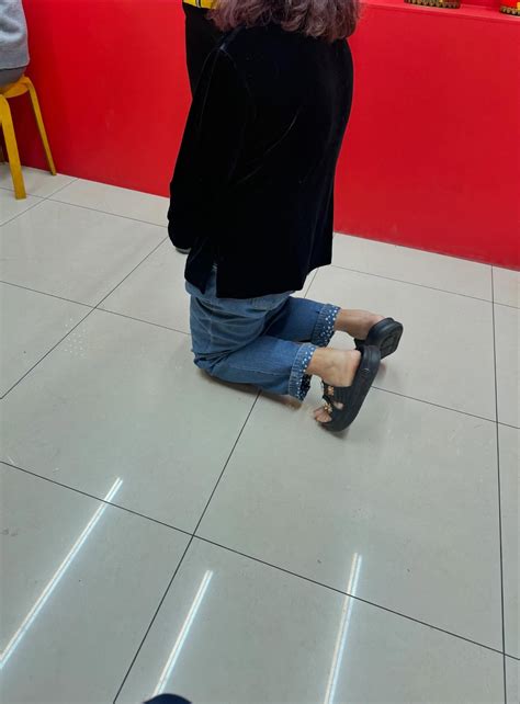 到底還要有多少人被詐騙啦 這位大姐認識了二年的網友 連人都沒見過 一來就說他朋友在杜拜被綁架 Fbi還打電話給她 對方還傳被黑衣人架在地上的照片 大姐前後已經匯了五百萬… 這次來廟裡問師父對方