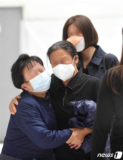 슬픔에 잠긴 유가족들