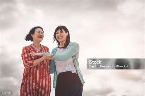 아시아의 어머니과 딸 데 재미 옥외행복 한 중국 가족 즐거운 시간 함께 외부행복 사랑 부모와 사람 라이프 스타일 개념 노인에 대한 스톡 사진 및 기타 이미지 Istock