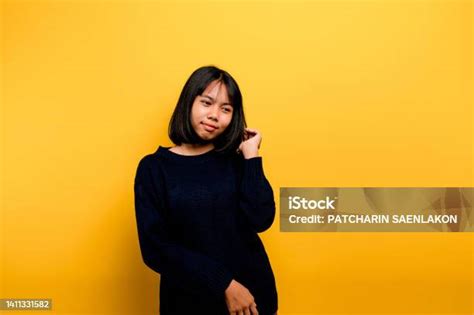 노란 배경에 미소 귀여운 아시아 소녀 빈 젊은 여자 광고를 위한 장소 복사 공간 12 13세에 대한 스톡 사진 및 기타 이미지 12 13세 긍정적인 감정 표현 명랑한