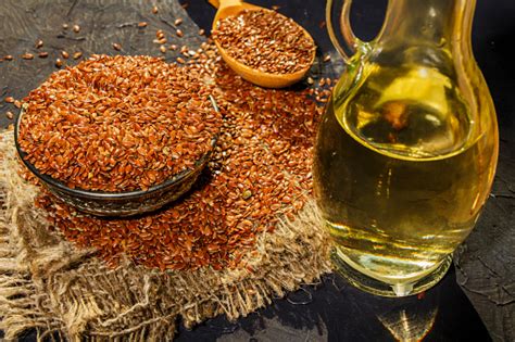 찰 흙 그릇에 아마 씨과 아마 씨 기름에는 유리 나무 테이블에 항아리 아마 씨 오일은 오메가3 산 풍부 하다 0명에 대한 스톡 사진 및 기타 이미지 Istock