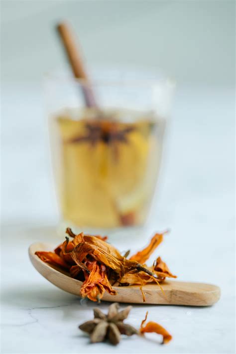 감귤류 건강 계피 고요한 꽃차 대리석 표면 동종요법 디톡스 따뜻한 음료 레몬 머그 상쾌한 술을 마시다 스타아니스 식기류 아늑한 아로마테라피