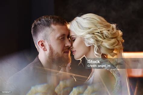 신부 및 신랑 포옹과 키스 그들의 결혼 날에 아무 초점 새로운 가족 사랑 행복 한 부부를 만드는 남자와 여 자가 사랑 서로 결혼식입니다 하얀 웨딩 드레스 신부 2명에 대한