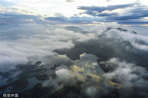 杭州千岛湖晨雾弥漫 晨光穿透云层普照大地 荔枝网图片